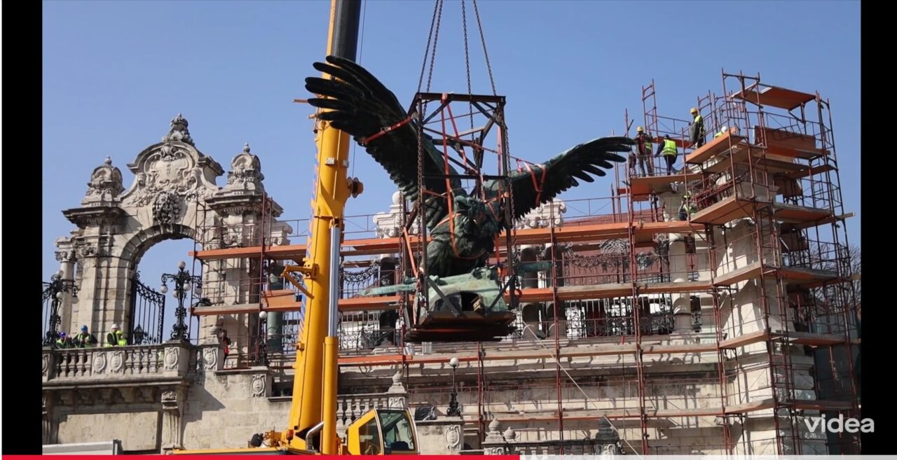 Die Turul-Statue von Buda Castle flog weg – FOTOS, VIDEO - DailyNewsHungary