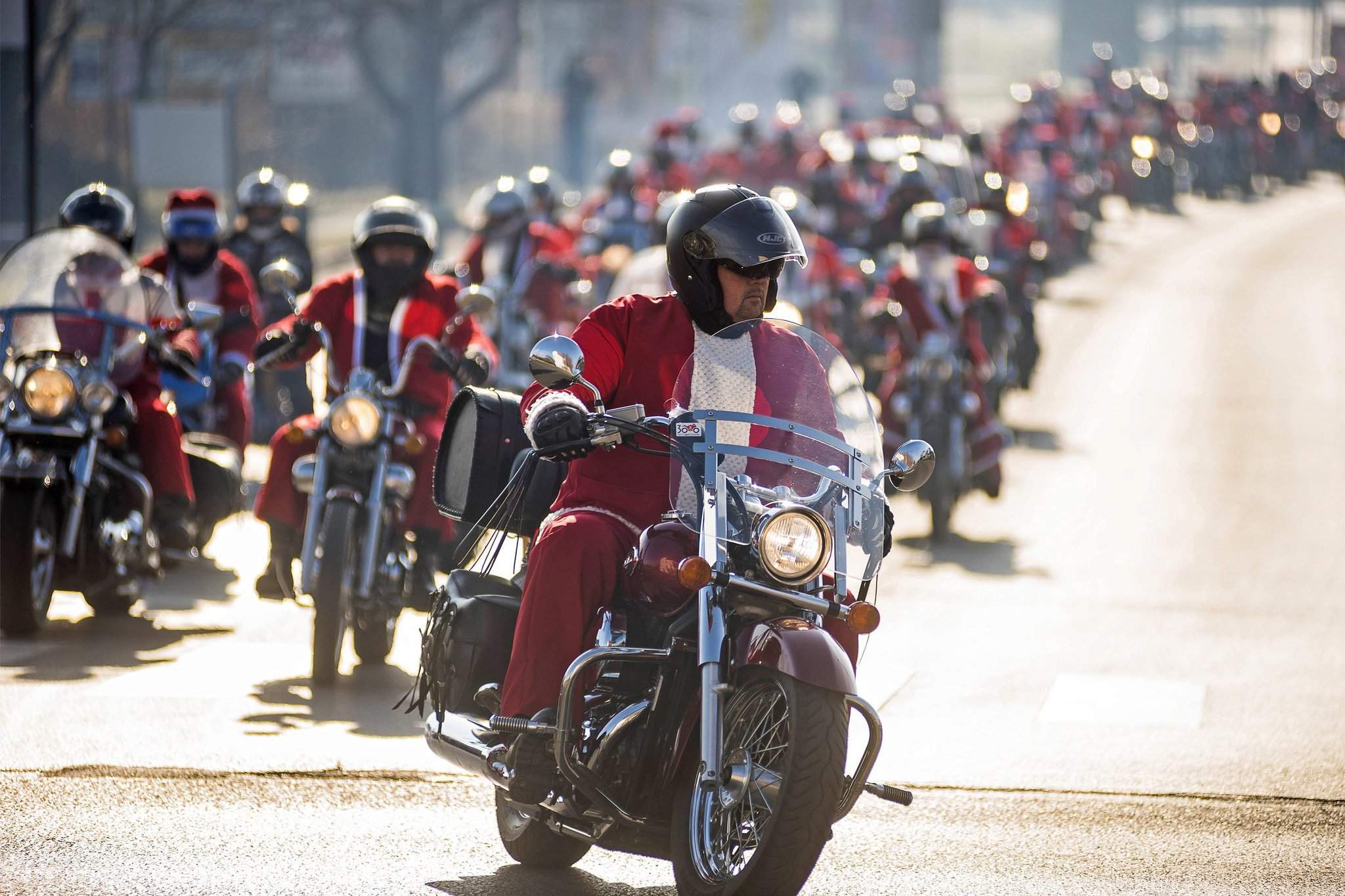Thousands of Santa Clauses at the Budapest Santa Run - PHOTOS, VIDEO ...