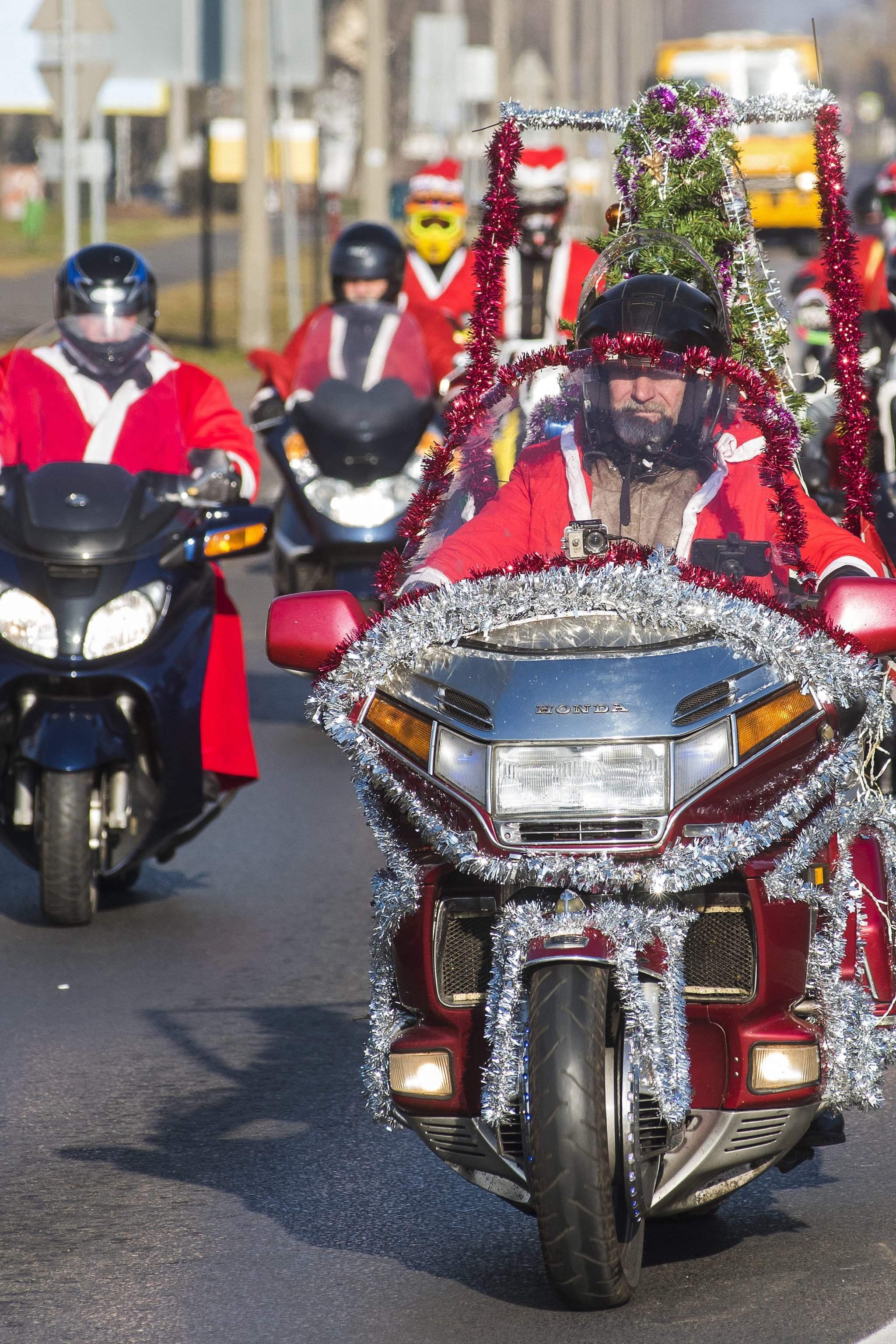 Thousands of Santa Clauses at the Budapest Santa Run - PHOTOS, VIDEO ...