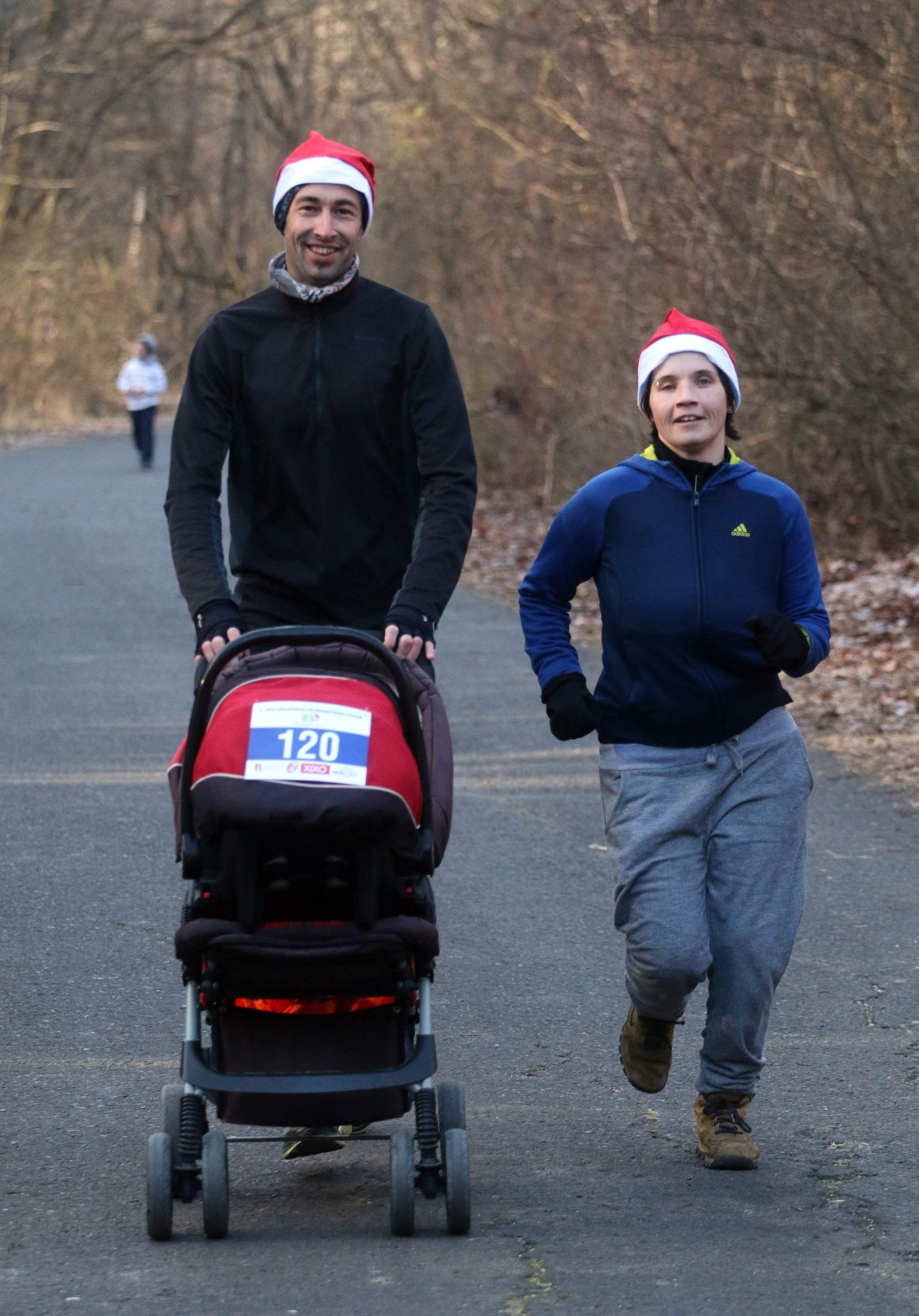 Thousands of Santa Clauses at the Budapest Santa Run - PHOTOS, VIDEO ...