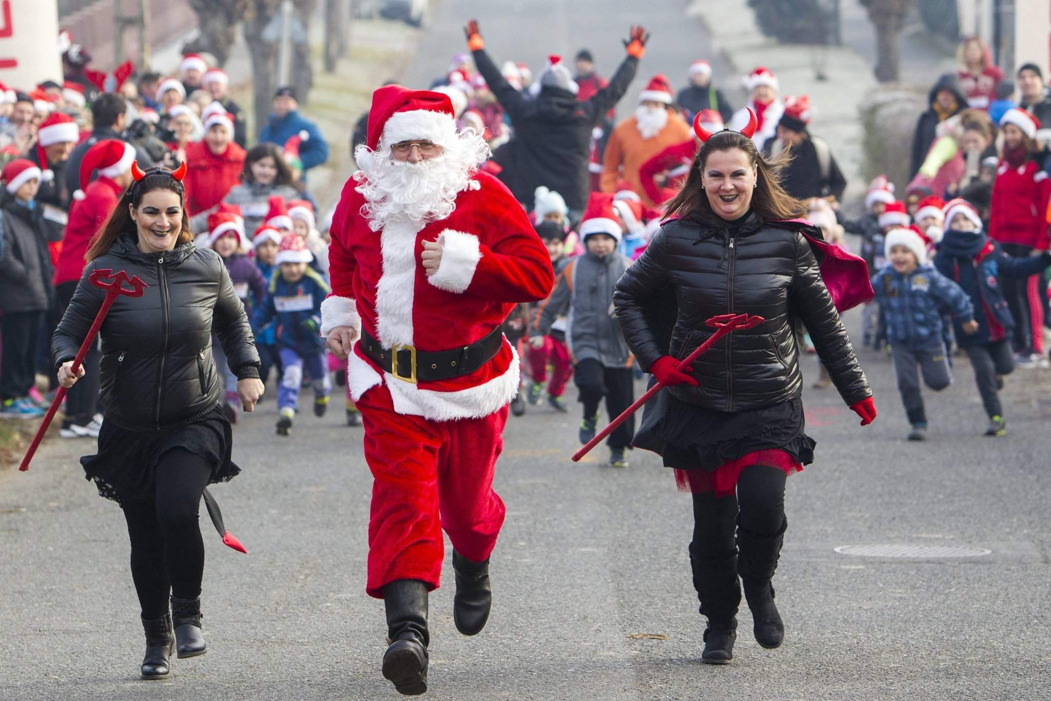 Thousands of Santa Clauses at the Budapest Santa Run - PHOTOS, VIDEO ...