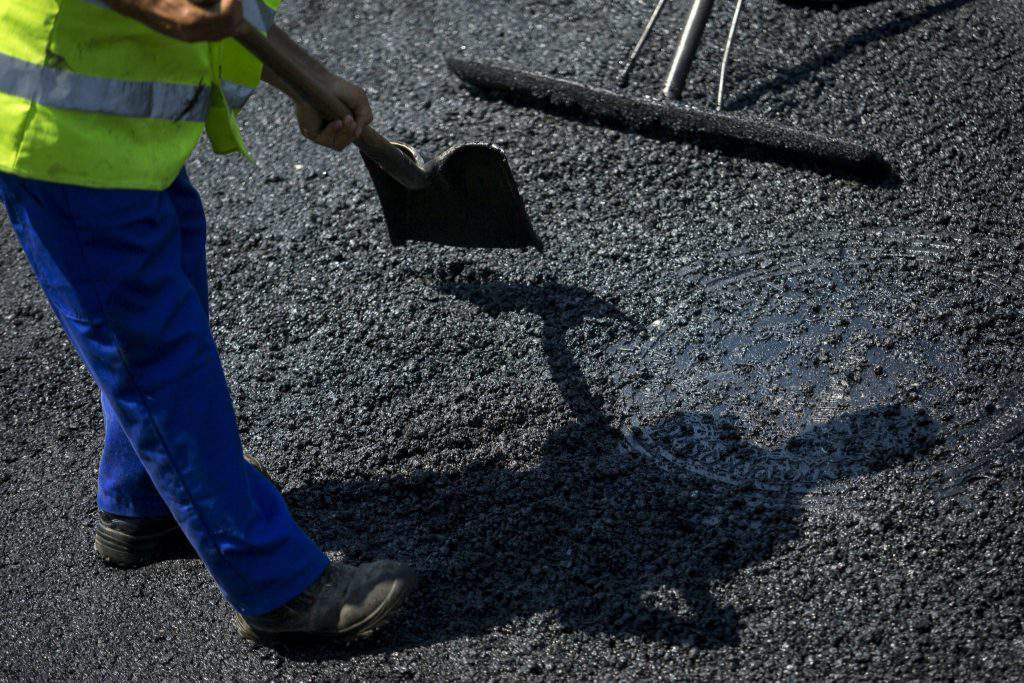 Worldwide famous environmentally friendly rubber bitumen roads on Pest ...