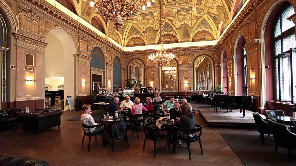 The old and new days of the Paris Department Store in Budapest