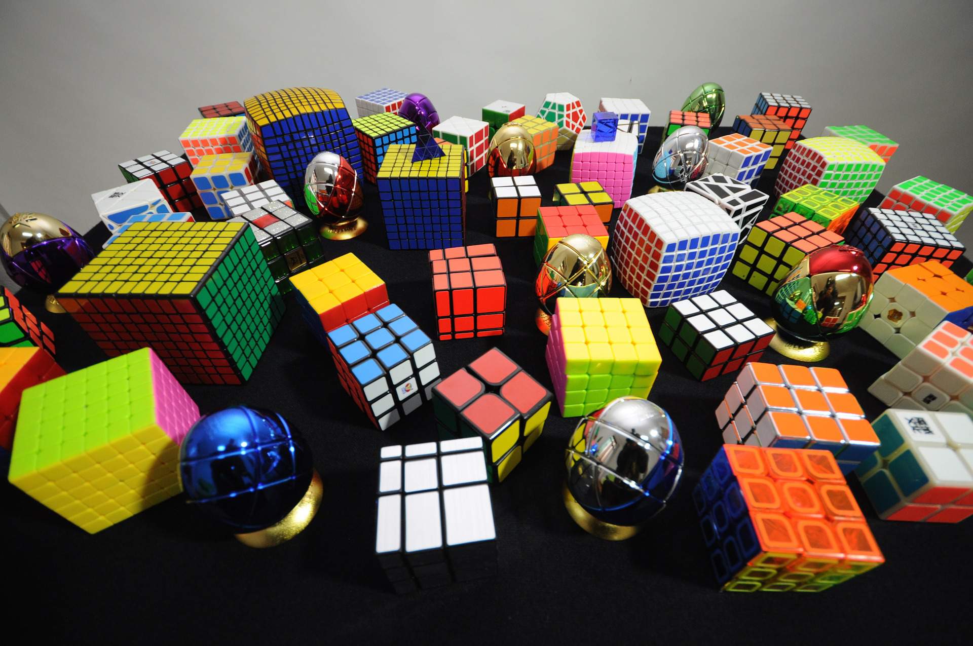 Rubik's Cube around the world - a great Hungarian invention - VIDEO ...