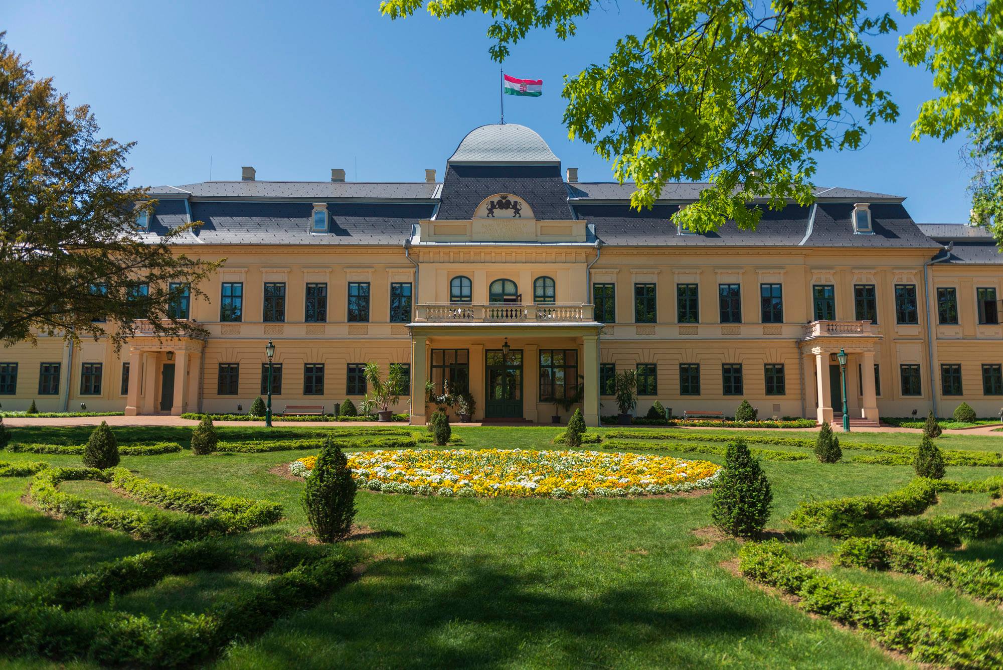 Beautiful Hungarian castles to visit during winter – Photos - Daily ...