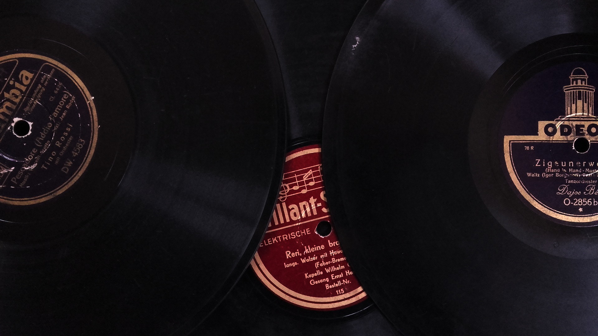 Listen to Hungarian Christmas songs on 80-year-old gramophone discs ...