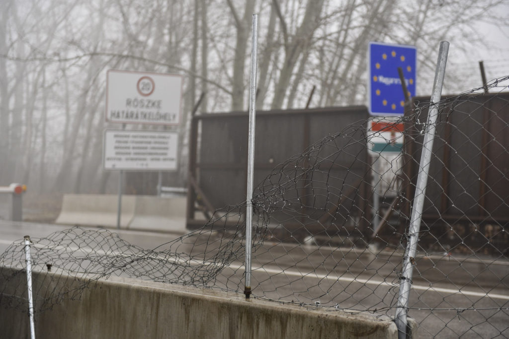 Migrants try to break through Hungarian border fence at Röszke - UPDATE