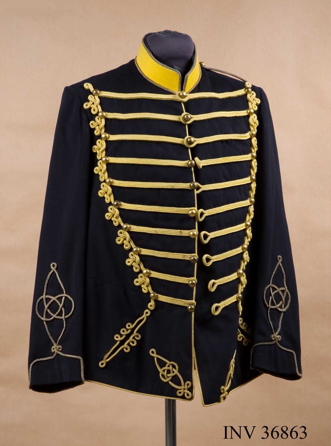 The mesmerising uniform of the Hungarian hussars - PHOTOS - Daily News ...