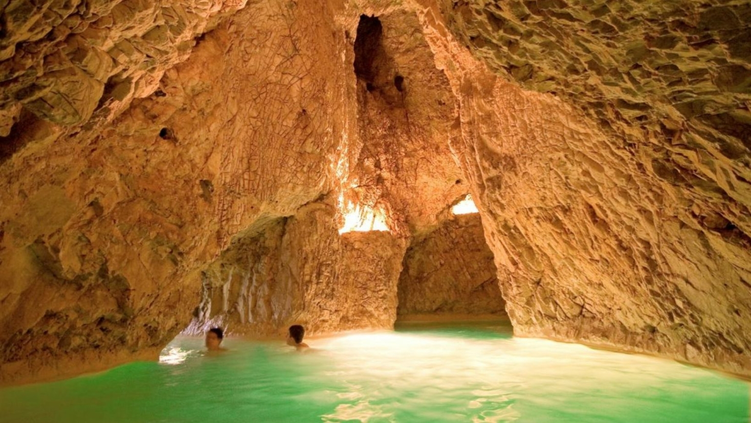The most spectacular Hungarian thermal baths outside of the capital ...