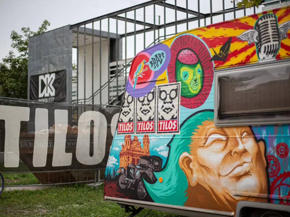 What is the legend about the stone lions of the Széchenyi Chain Bridge?