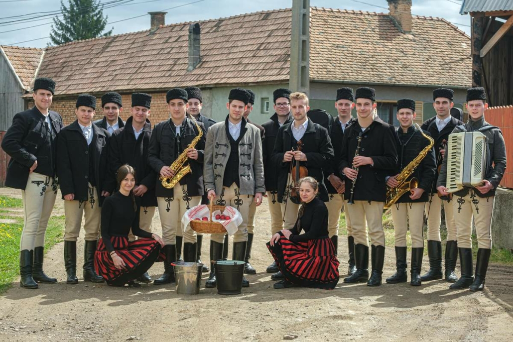 Easter Monday: the tradition of sprinkling among Hungarians - Photos ...