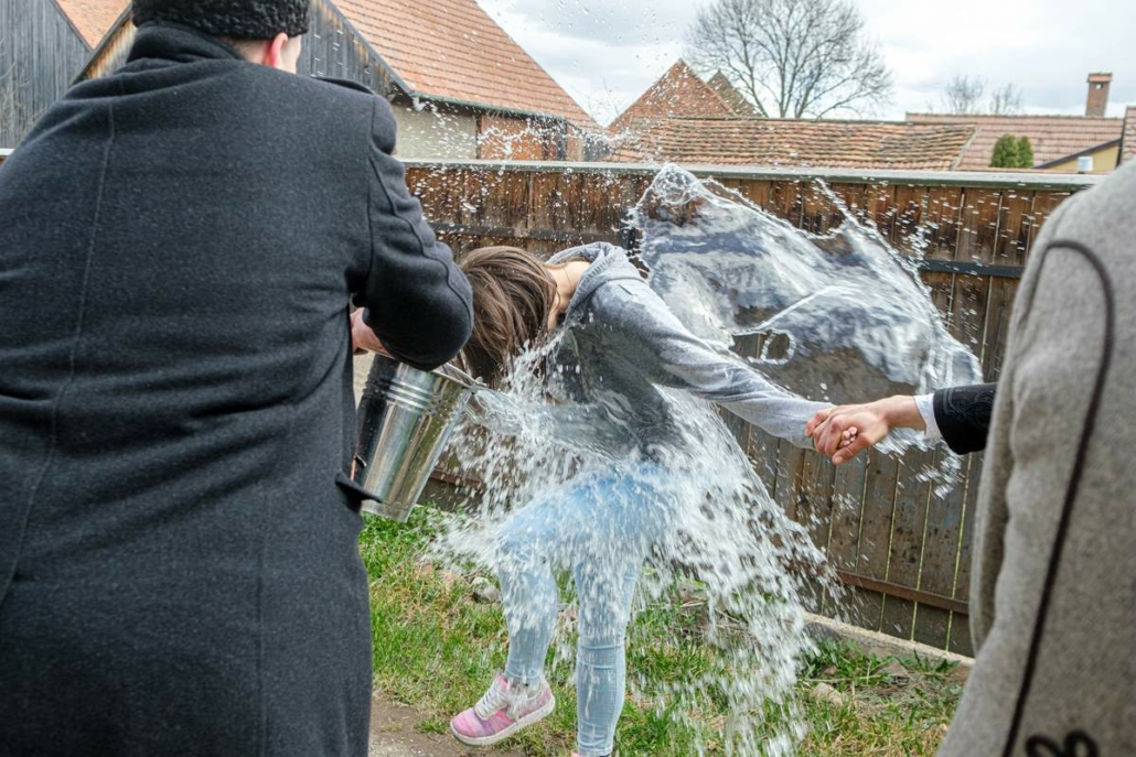 Easter Monday: the tradition of sprinkling among Hungarians - Photos ...