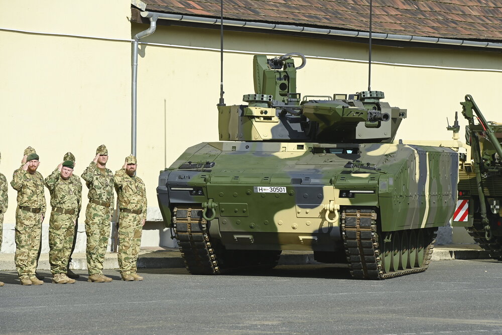 PHOTOS, VIDEO: Hungary's brand new infantry fighting vehicles are ...