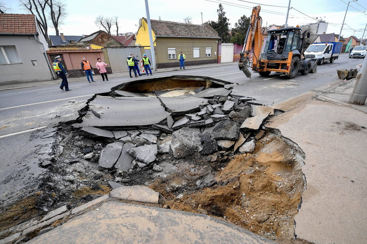 PHOTOS: a road in Hungary has collapsed underneath a car - Daily News ...