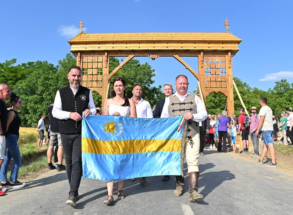 PHOTOS: The world's biggest Szekler Gate inaugurated in Sokorópátka ...