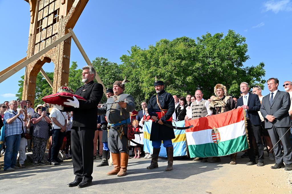 PHOTOS: The world's biggest Szekler Gate inaugurated in Sokorópátka ...