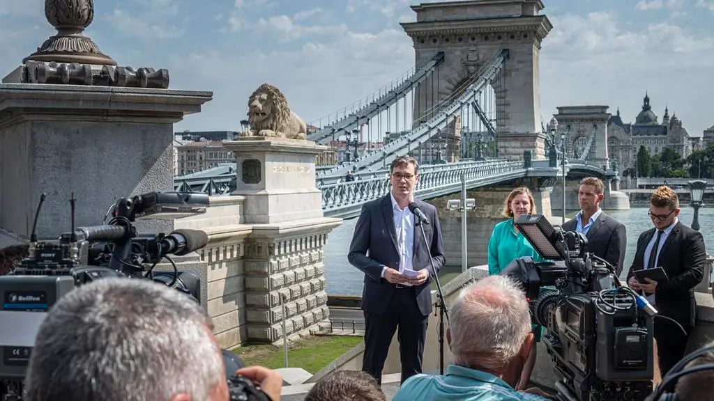 Breaking, PHOTOS: Budapest's Chain Bridge opened to public with picnic ...