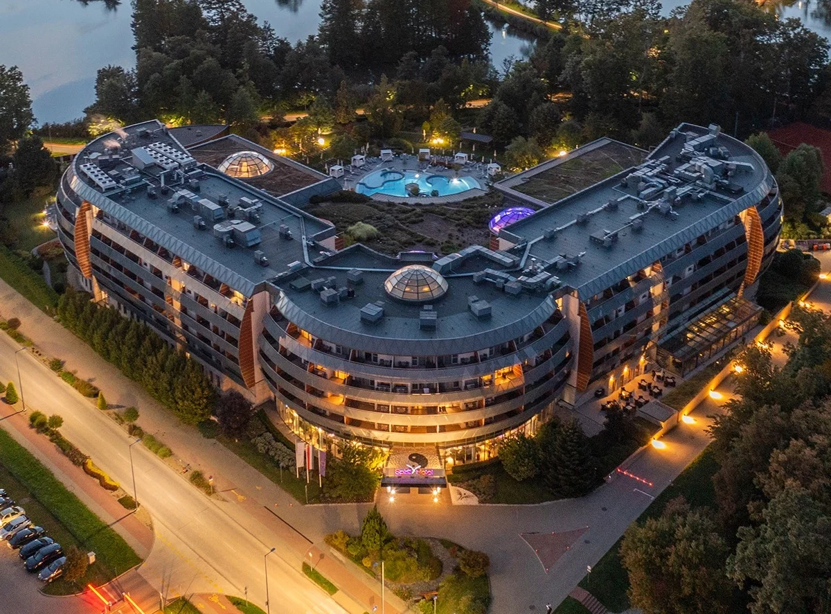 PHOTOS, VIDEO: Hungarian top hotel received seven luxury awards - Daily ...