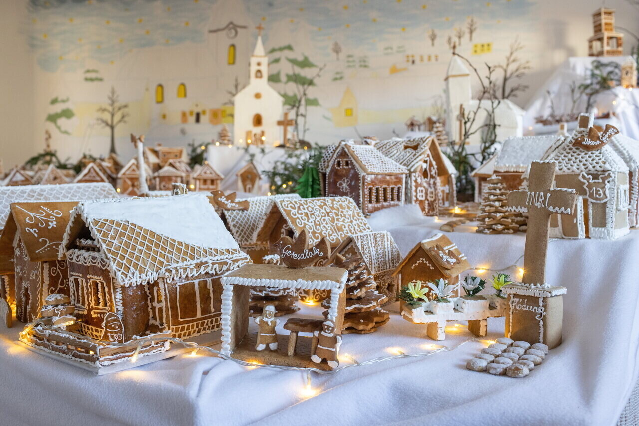 PHOTOS : Un village hongrois en pain d'épice est devenu connu dans le ...